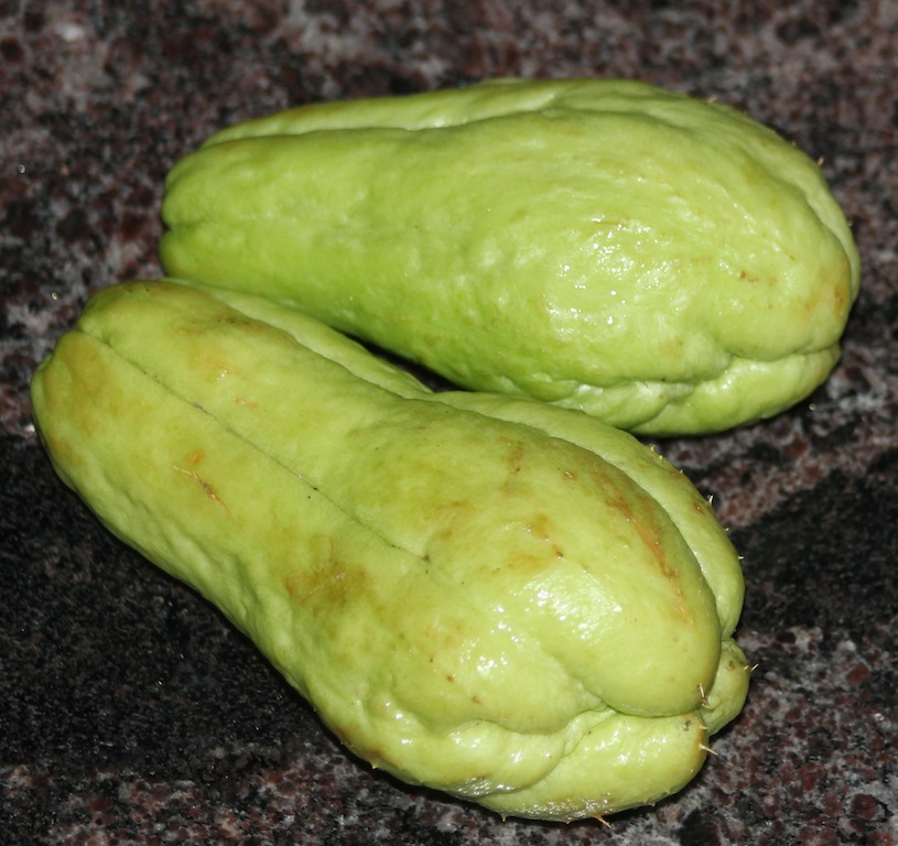 Ruchi Ruchi Aduge: Seeme Badanekayi Mosaru Gojju / Chayote Squash Raitha