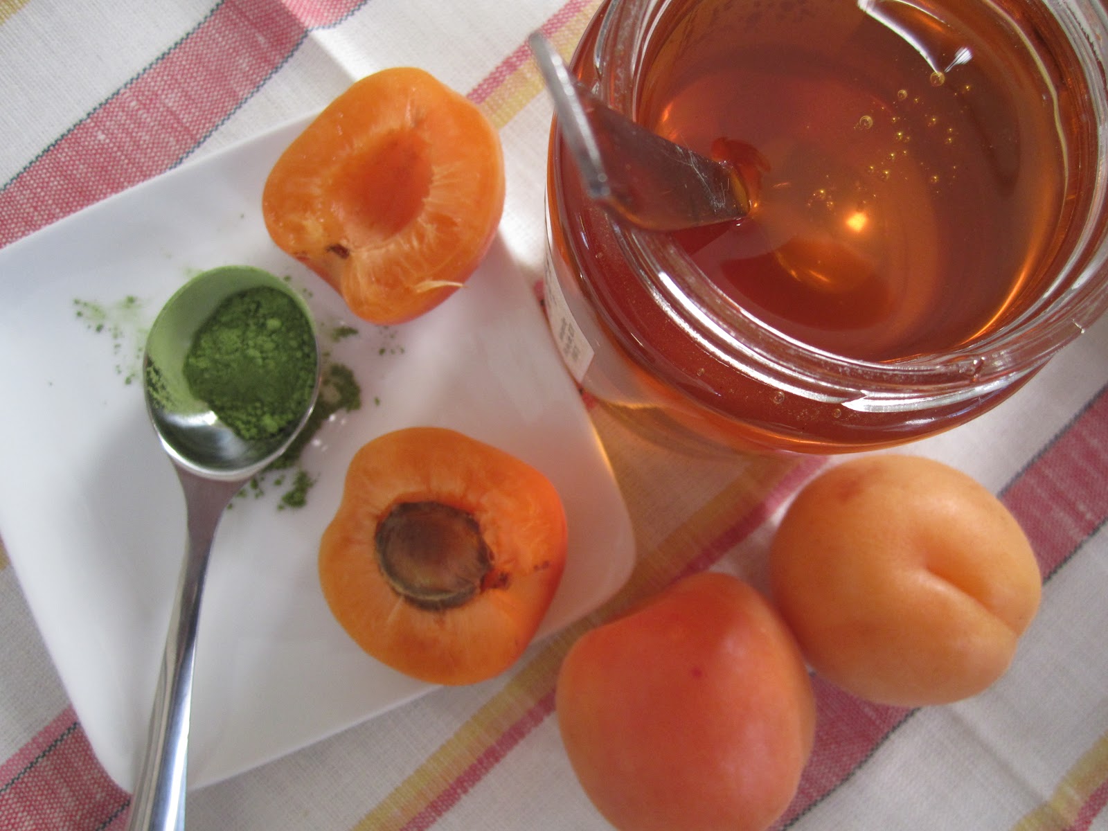 DIY – Homemade Fresh And Healing Apricot And Honey Mask For Face