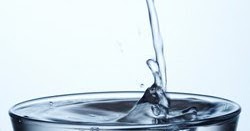 ¿La gota que rebalsó (o rebasó) el vaso?