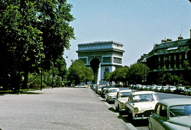 22 Fascinating Pictures That Capture Street Scenes of Paris in 1959 ...