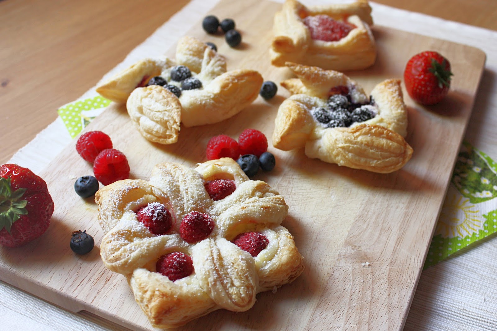 Pudica's Food Corner: Berry Puff Pastries