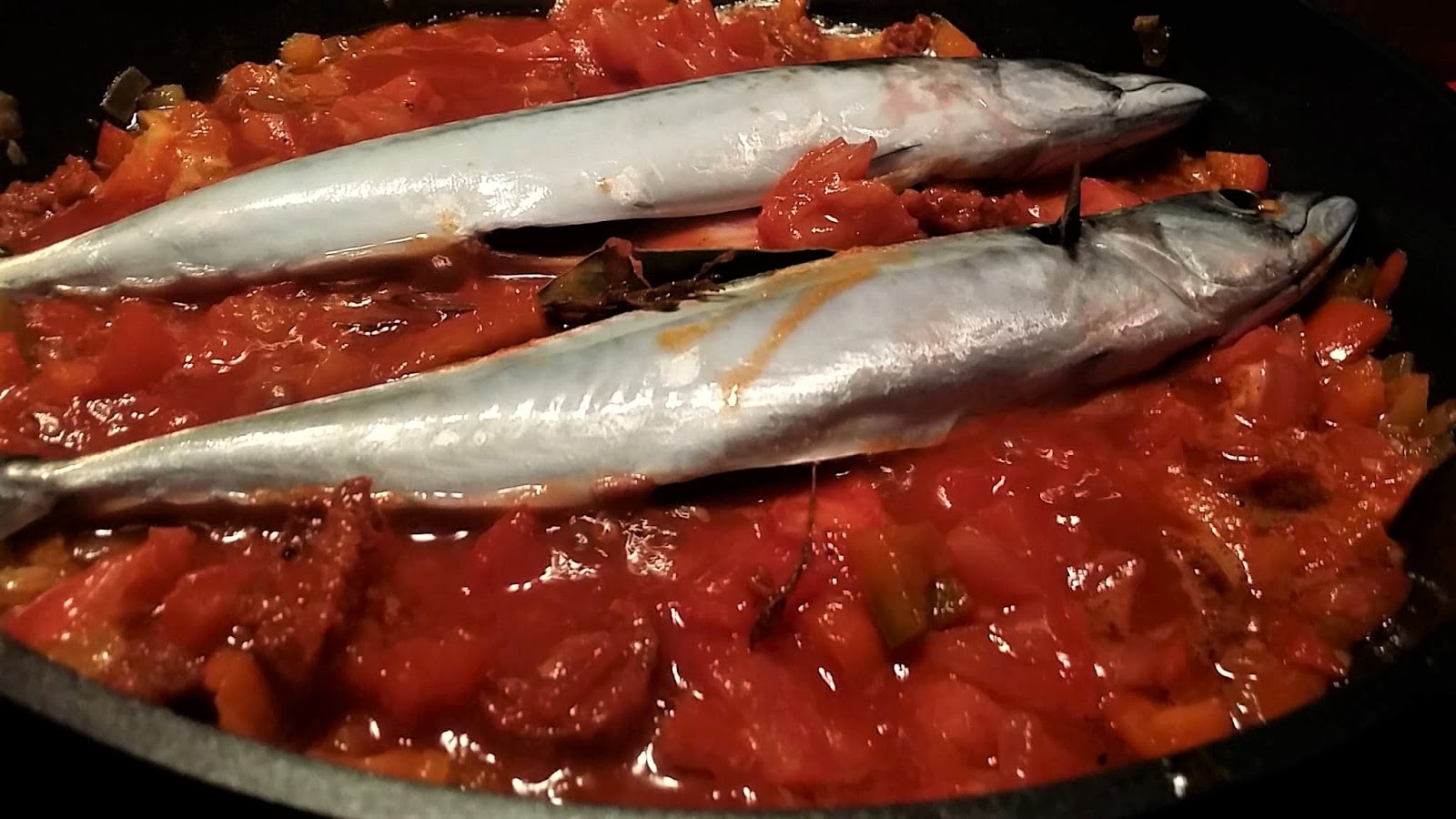 Blogul lui Cătă: Macrou proaspat cu scoici, chorizo si rosii