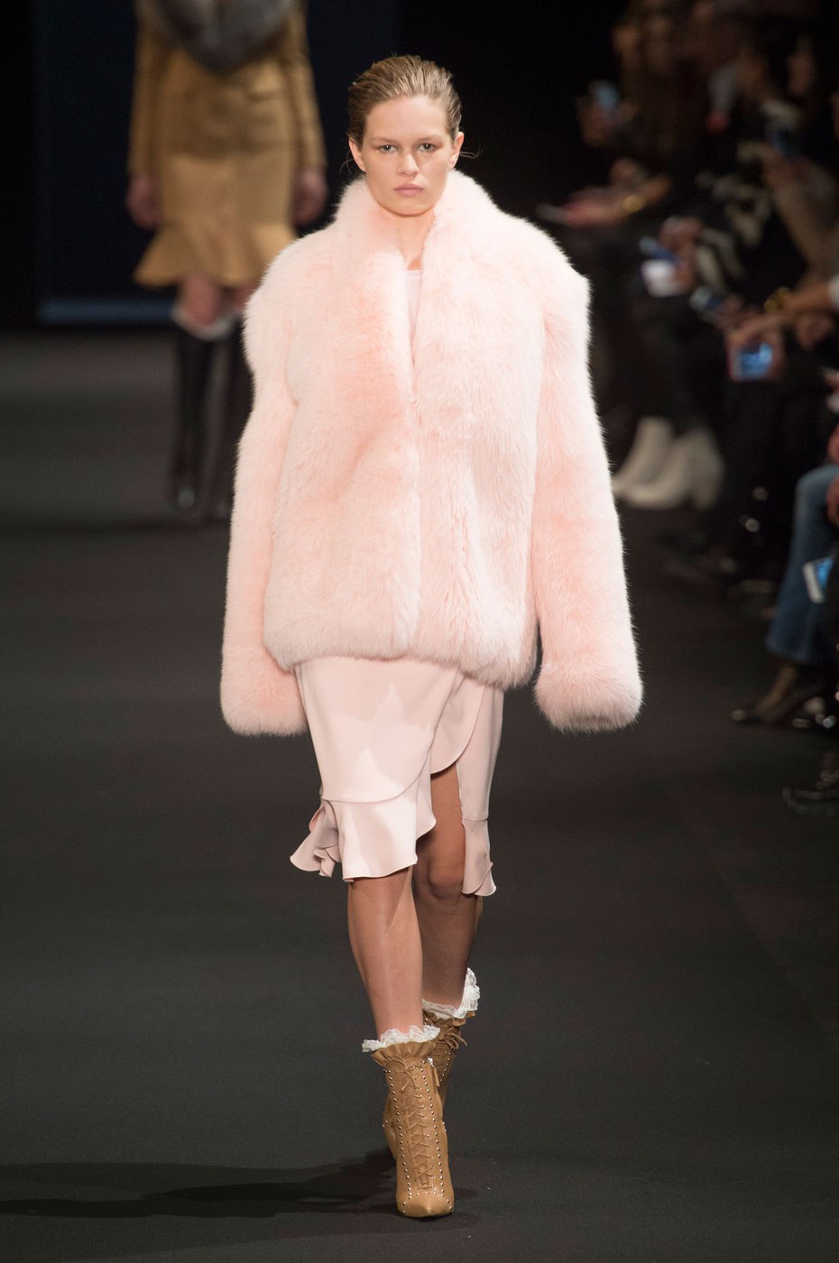 S in Fashion Avenue: (FAUX) FUR TREND