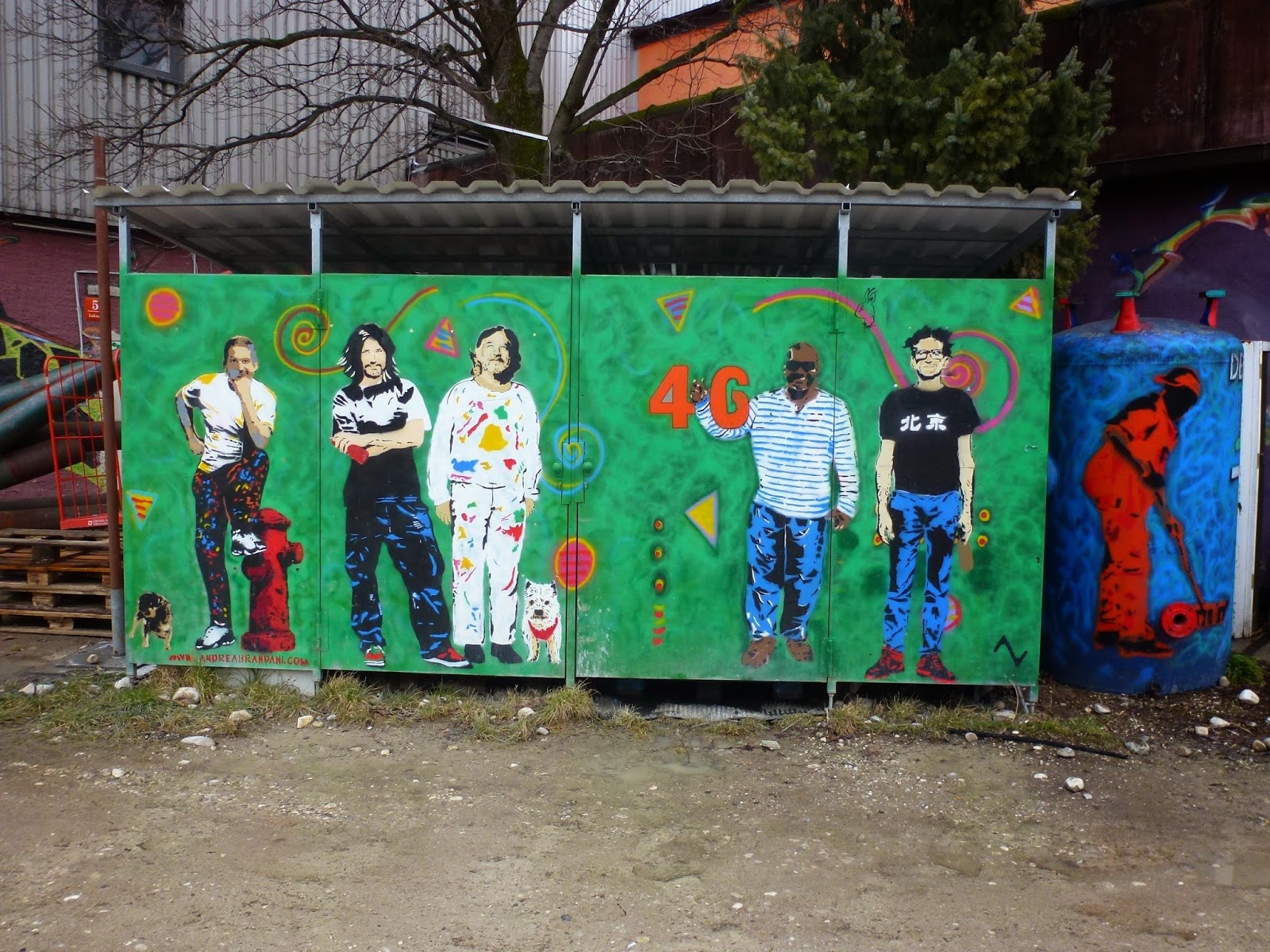 Graffiti in München - Graffiti in Munich: Group of people - with dog!