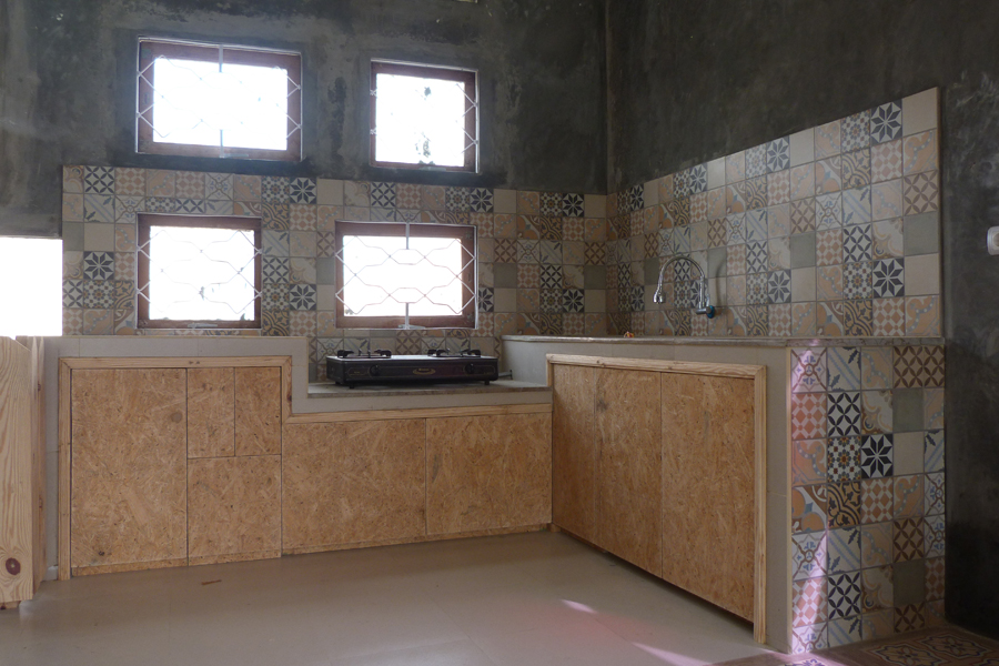 Dapur Instagramable dari Kayu Palet, Waferboard, dan Keramik Vintage