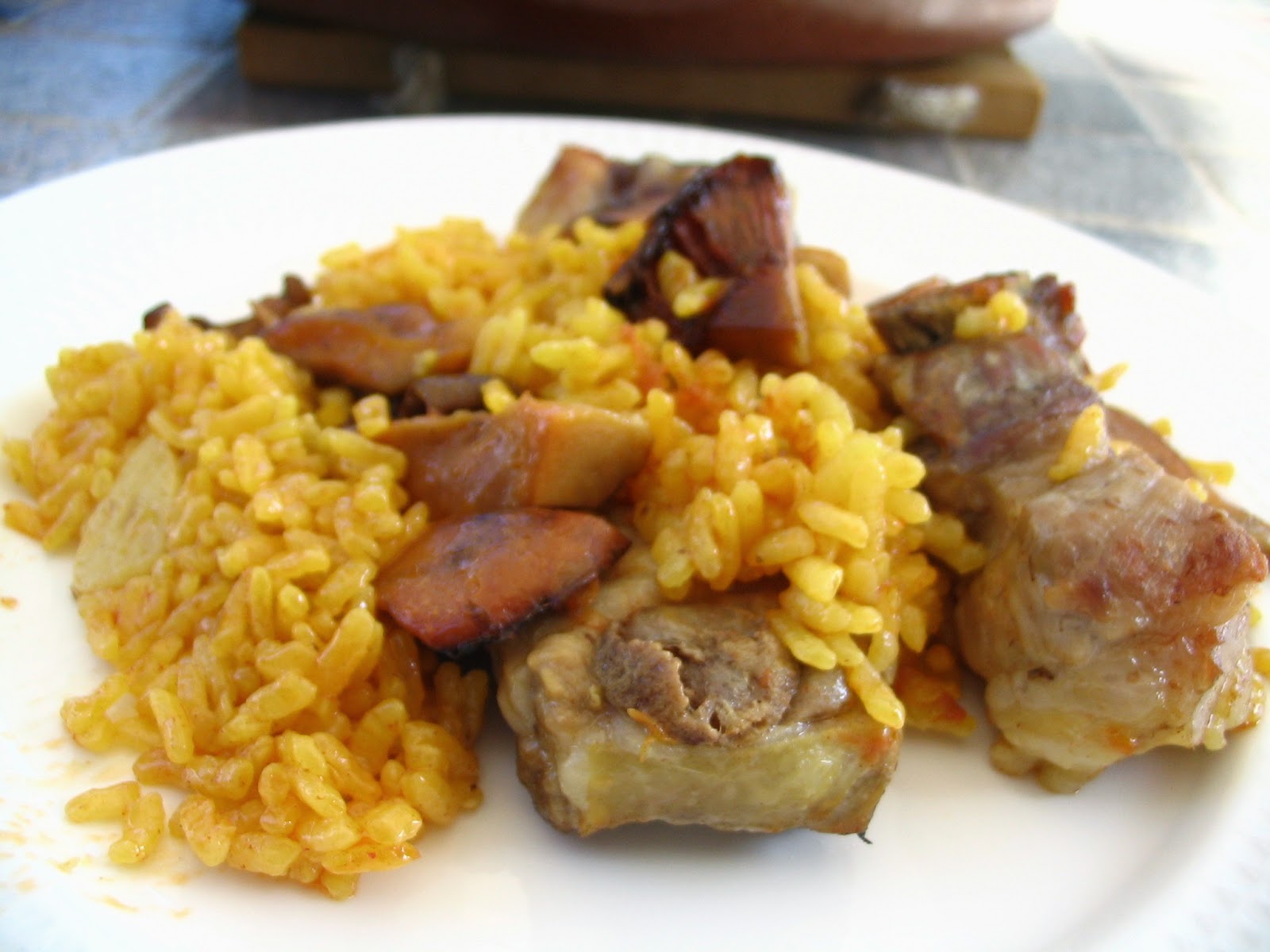 LA CUCHARA CURIOSA: ARROZ AL HORNO CON NÍSCALOS Y COSTILLAS DE CERDO.
