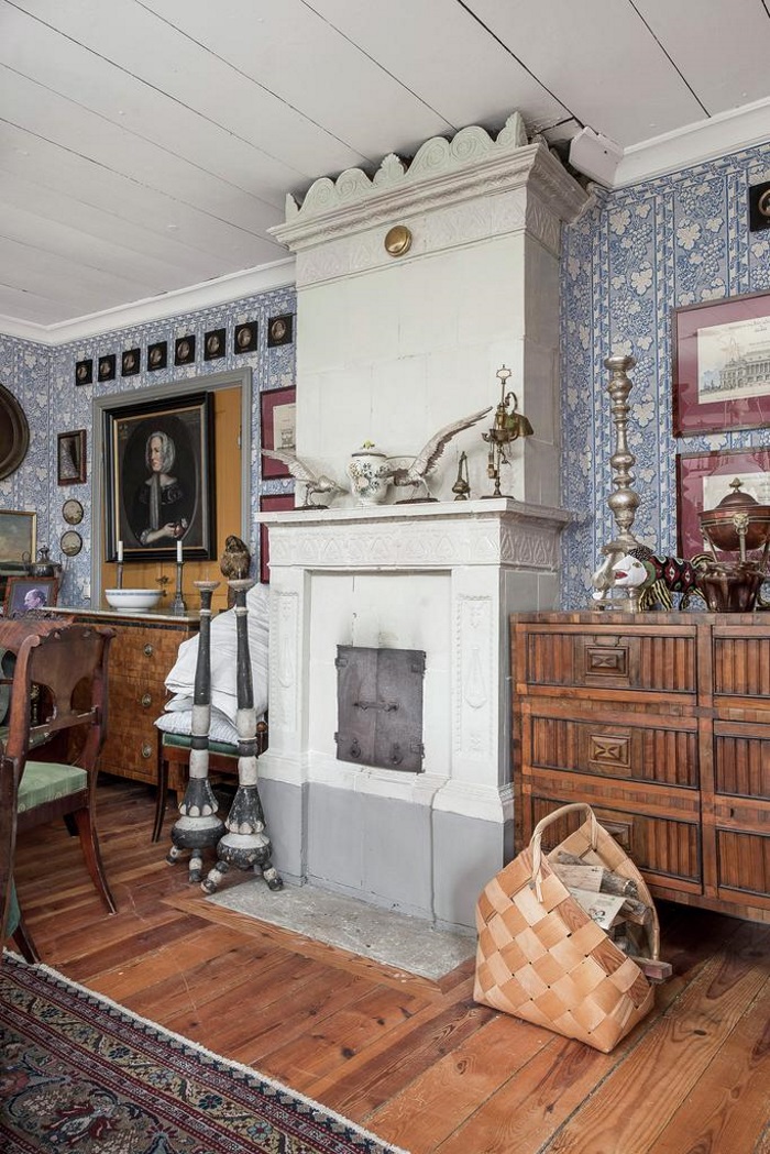 Keltainen talo rannalla: Rustiikkia ja tapetteja