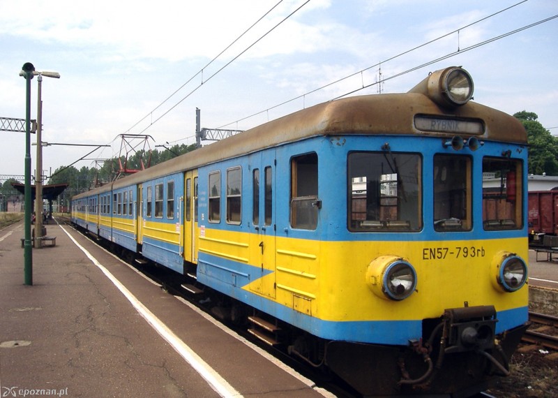 Transport osób niepełnosprawnych: Kultowy EN57 po modernizacji zyskał ...