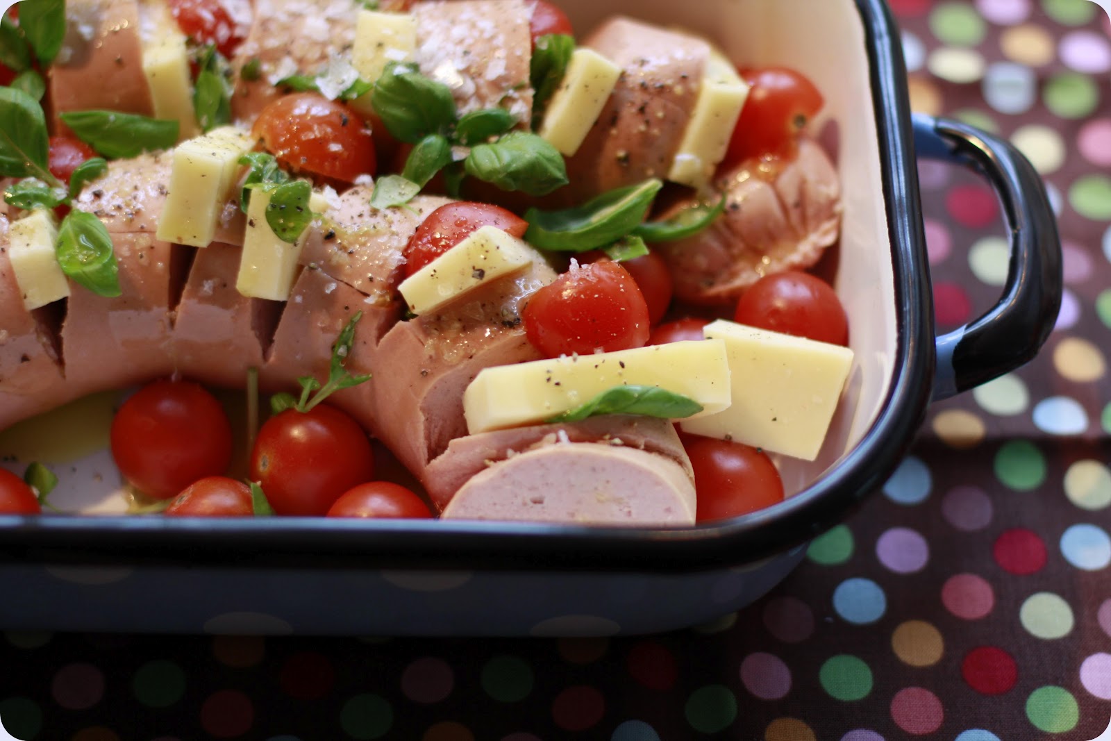 Ovnsstekt Falukorv servert med makaroni og spinatstuing – Grys ...