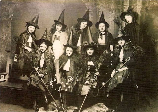 39 Interesting Photos That Capture Women in Witch Costumes From the ...
