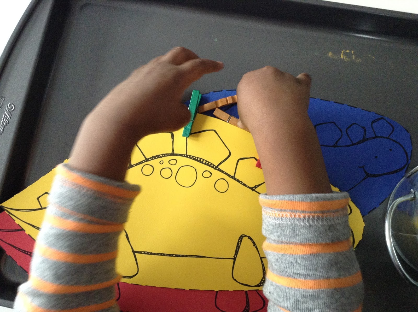 TeacherMomPlus3: Tot-School Day 3 'Dinosaur' Fine Motor Activity