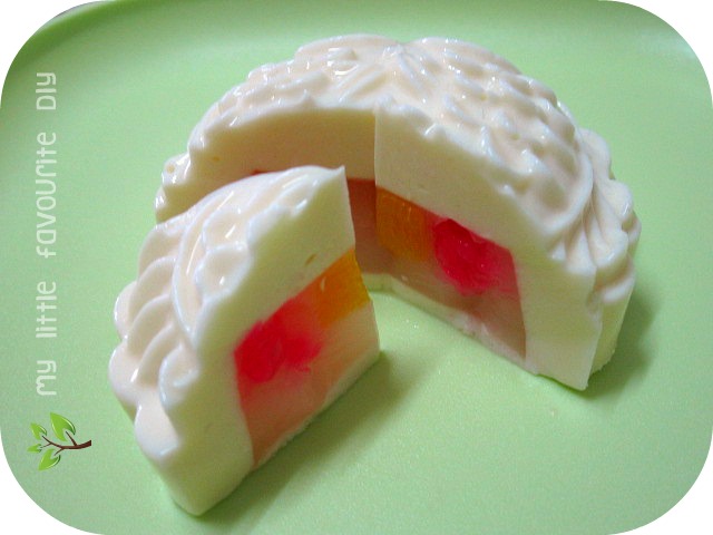 Crystal Mooncake ~ this is a Cream Cheese flavour (水晶月饼~芝士口味的噢...^^)