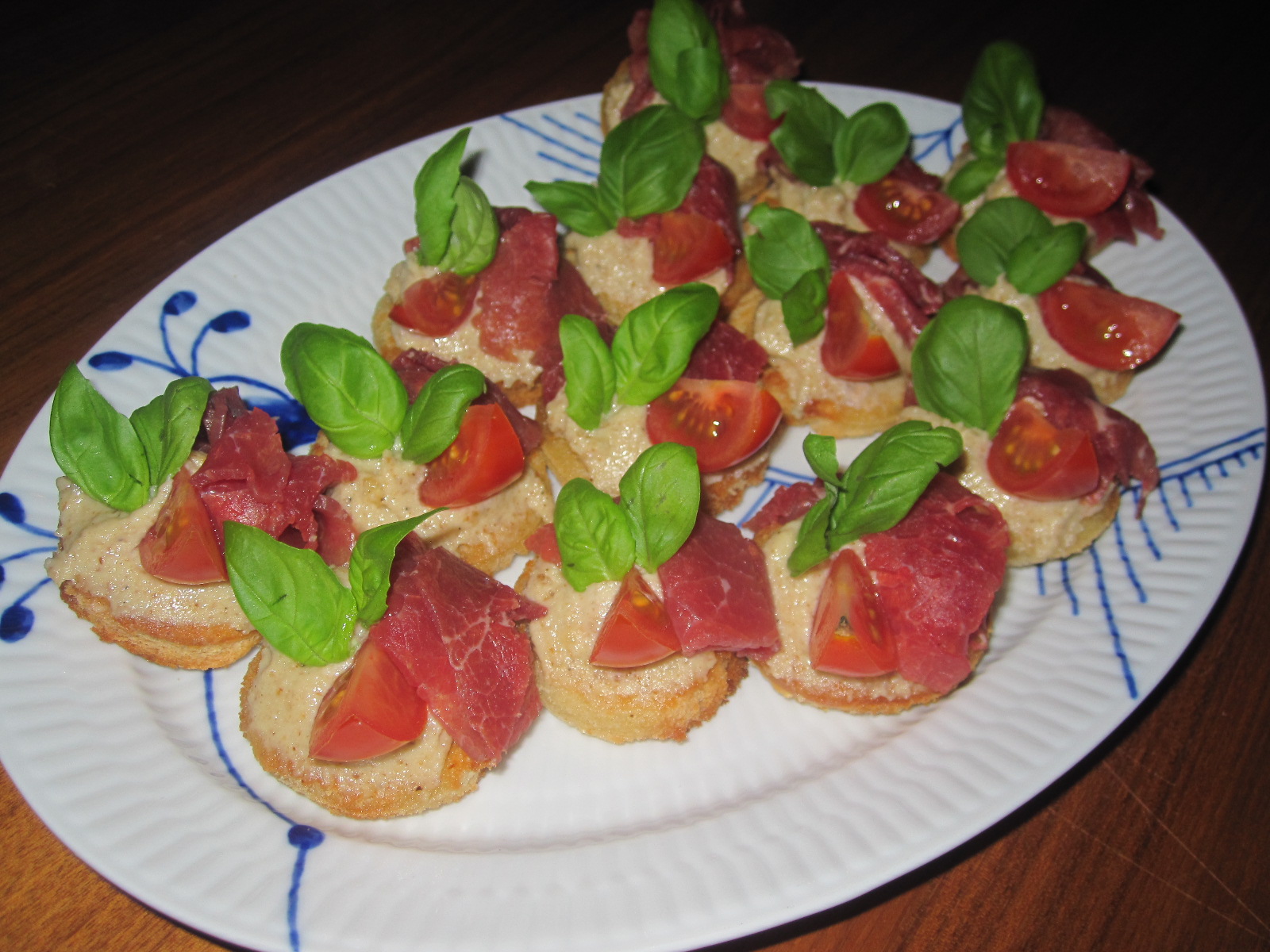 TYK MEN GLAD: Kanapeer med laks og carpaccio TYK MEN GLAD: Kanapeer med laks og carpaccio