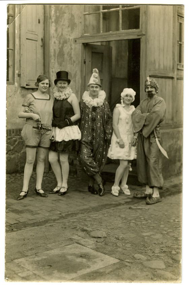24 Cozy Snapshots of Circus Performers at the Backstage in the 1920s ...