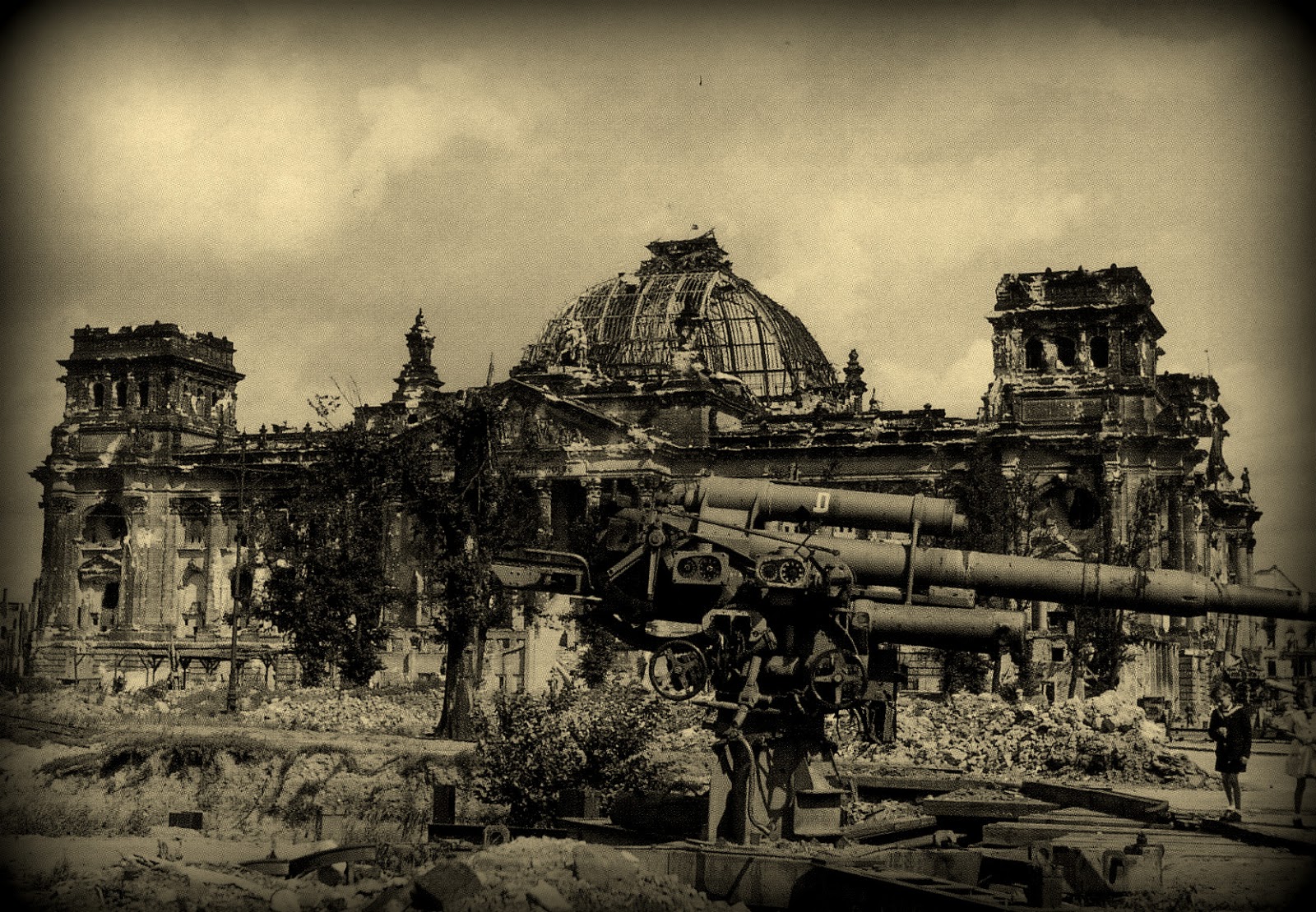 ΙΣΤΟΡΙΑ ΕΛΛΗΝΙΚΗ ΚΑΙ ΠΑΓΚΟΣΜΙΑ : ΒΕΡΟΛΙΝΟ 1945 - Η ΠΤΩΣΗ ΤΗΣ ΧΙΤΛΕΡΙΚΗΣ ...