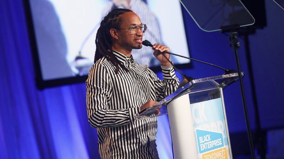 Spectacular Smith: Contemporary Leader and Social Media Guru