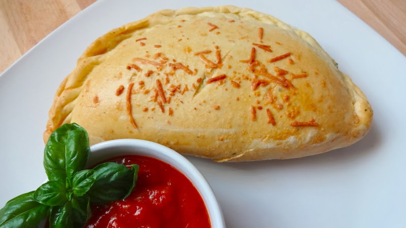 Calzone (Empanada) de Brócoli, Espinaca y Queso