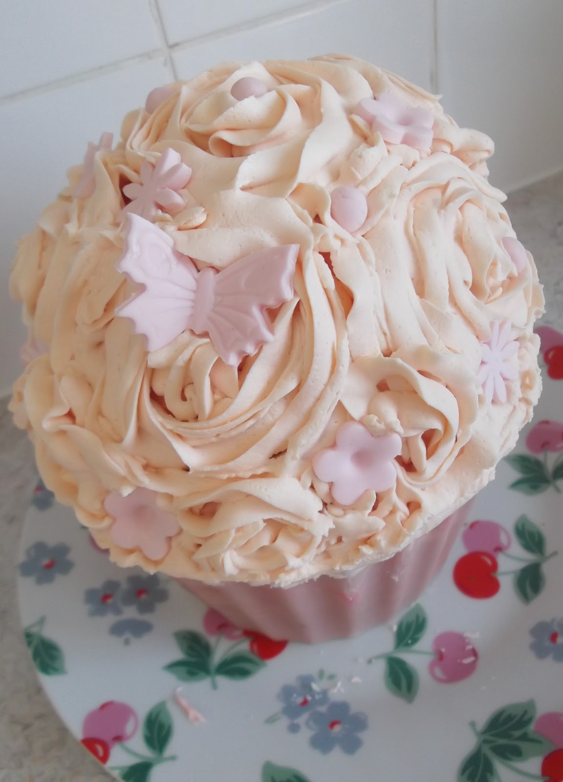 My attempt at a giant cupcake with melted chocolate bottom! ♥ ...