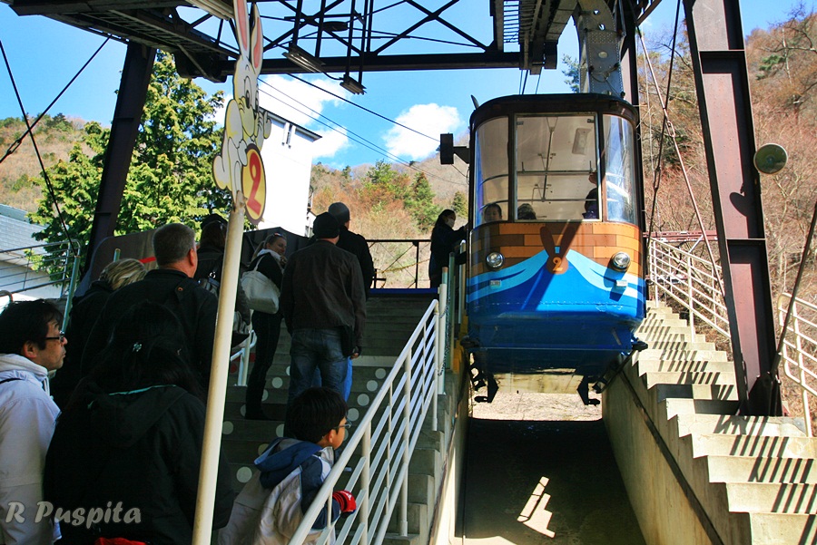 Live Is An Adventure: Kawaguchiko Tenjoyama Park, Kachi Kachi Ropeway.