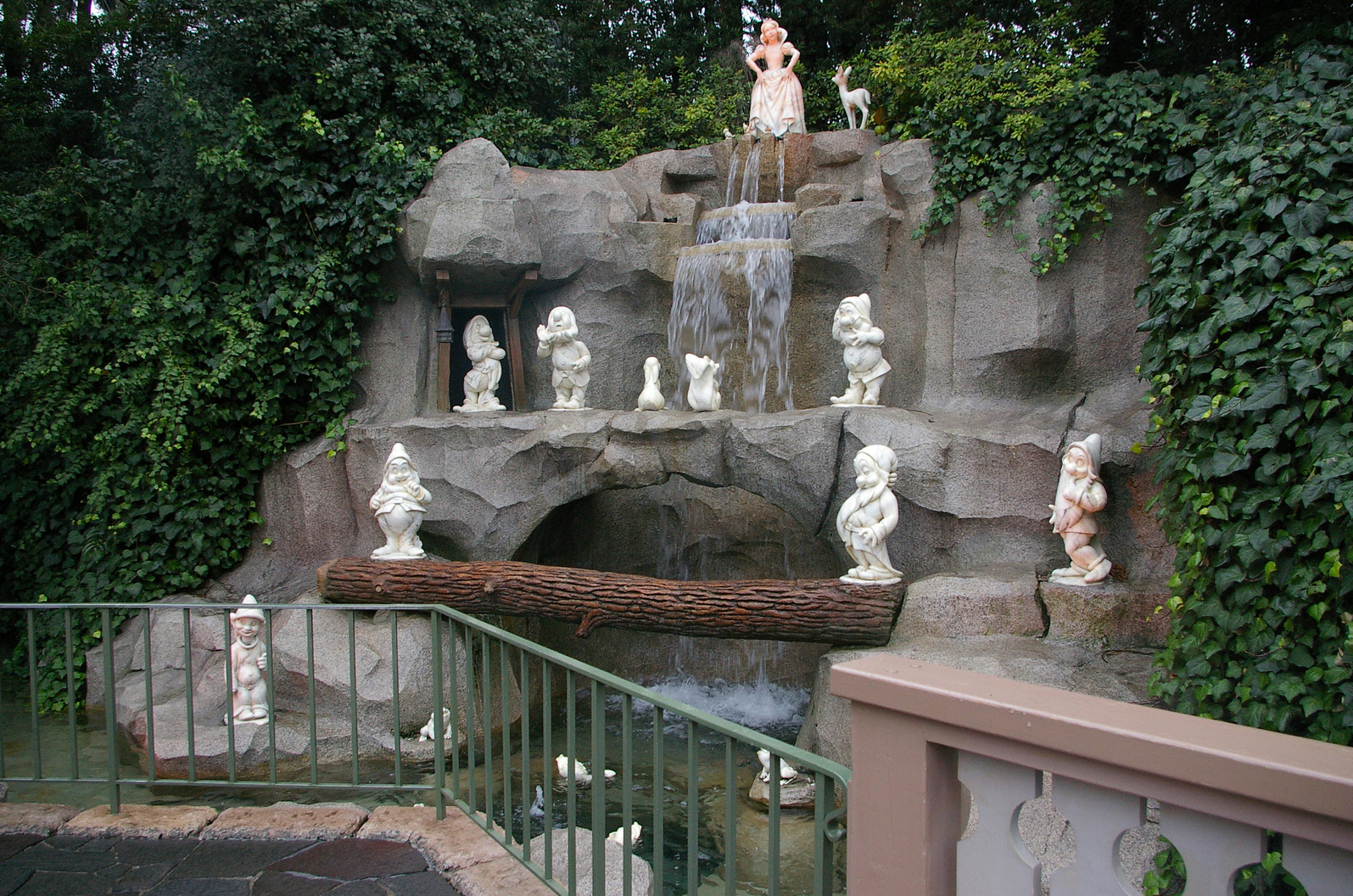Filmic Light - Snow White Archive: Snow White's Grotto - The Sculptures