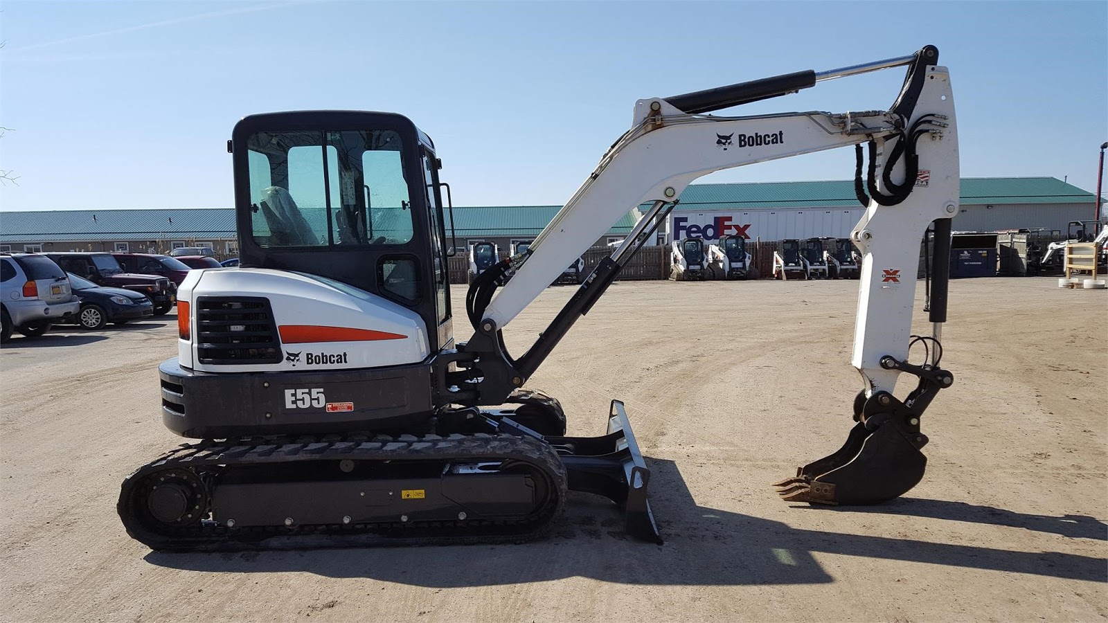 Cho thuê máy xúc đào 2015 BOBCAT E55