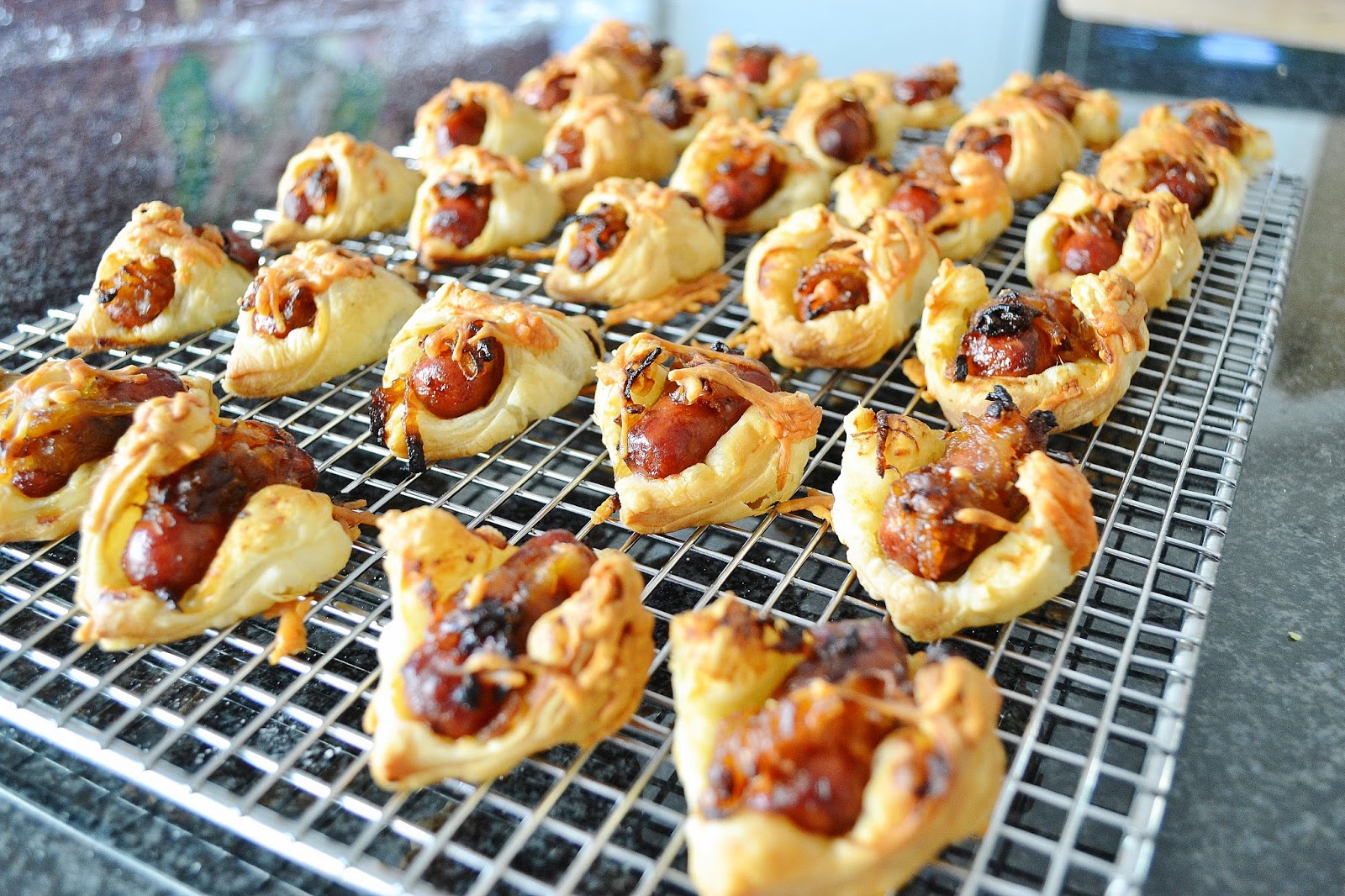 ...with a lil' twist: Mini Puff Pastry Hot Dogs
