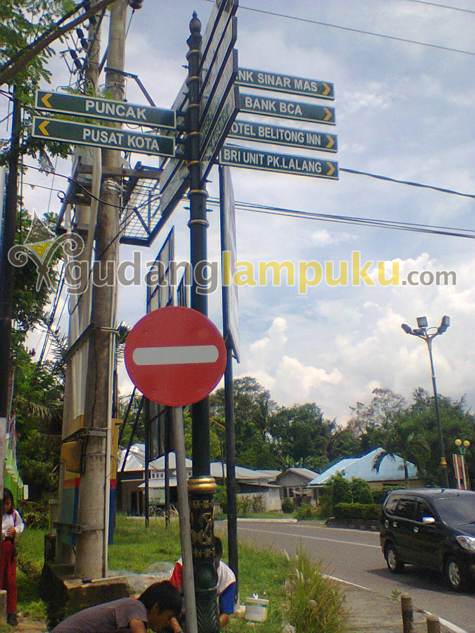Perbedaan Tiang Penunjuk Arah Jalan dan Tiang Papan Nama Jalan ...