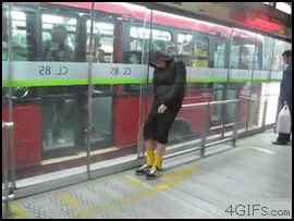 Chocando contra puertas (13 Gif's) - Funeek ~ Aquí te enterarás de ...