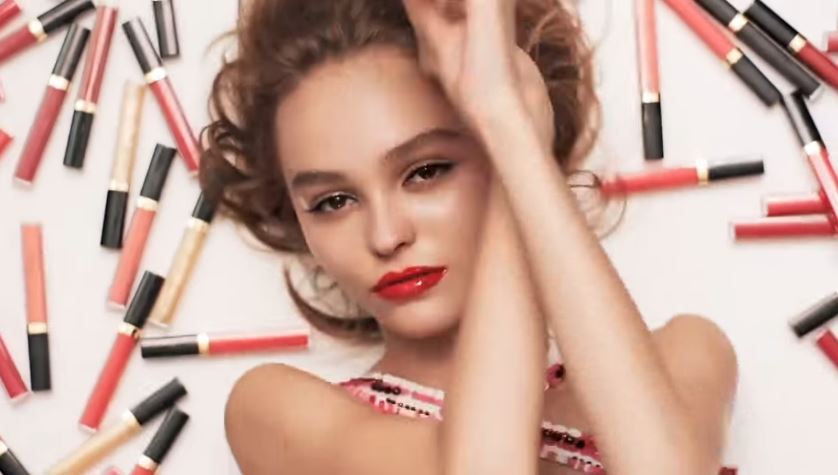 Modella Chanel pubblicità Rouge Coco Gloss con Foto - Testimonial Spot ...