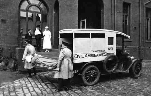 37 Historical Photos That Show Early Ambulances Over 100 Years Ago ...