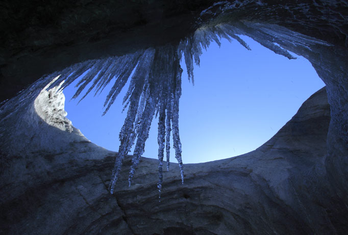 Gua ais kristal biru di Iceland - Unikversiti