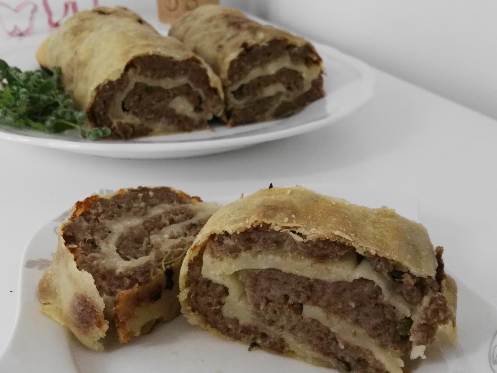 Pikanter Strudel mit Fleischfülle und frischen Kräutern