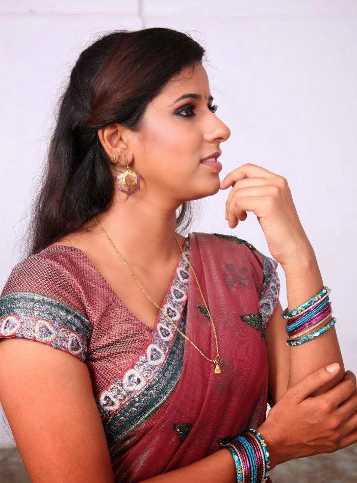 Doodhwali Mallu Aunty Shravya Hot Saree Pallu Drop Bulging Big Boobs Cleavage Showing Latest