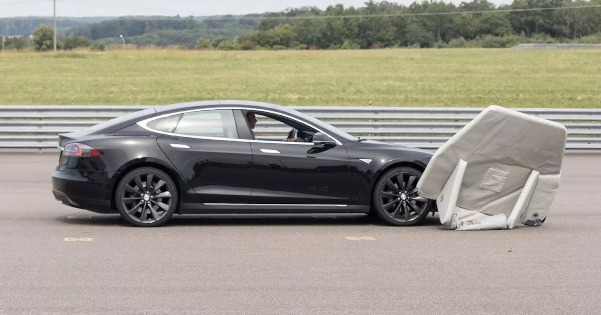 Tesla Model S falha teste de travagem automática | Aberto até de Madrugada