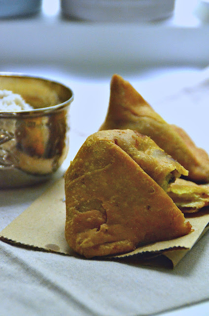 Starbooks: GOA CHAMUCAS (SAMOSAS) con GOAN GREEN COCONUT CHUTNEY