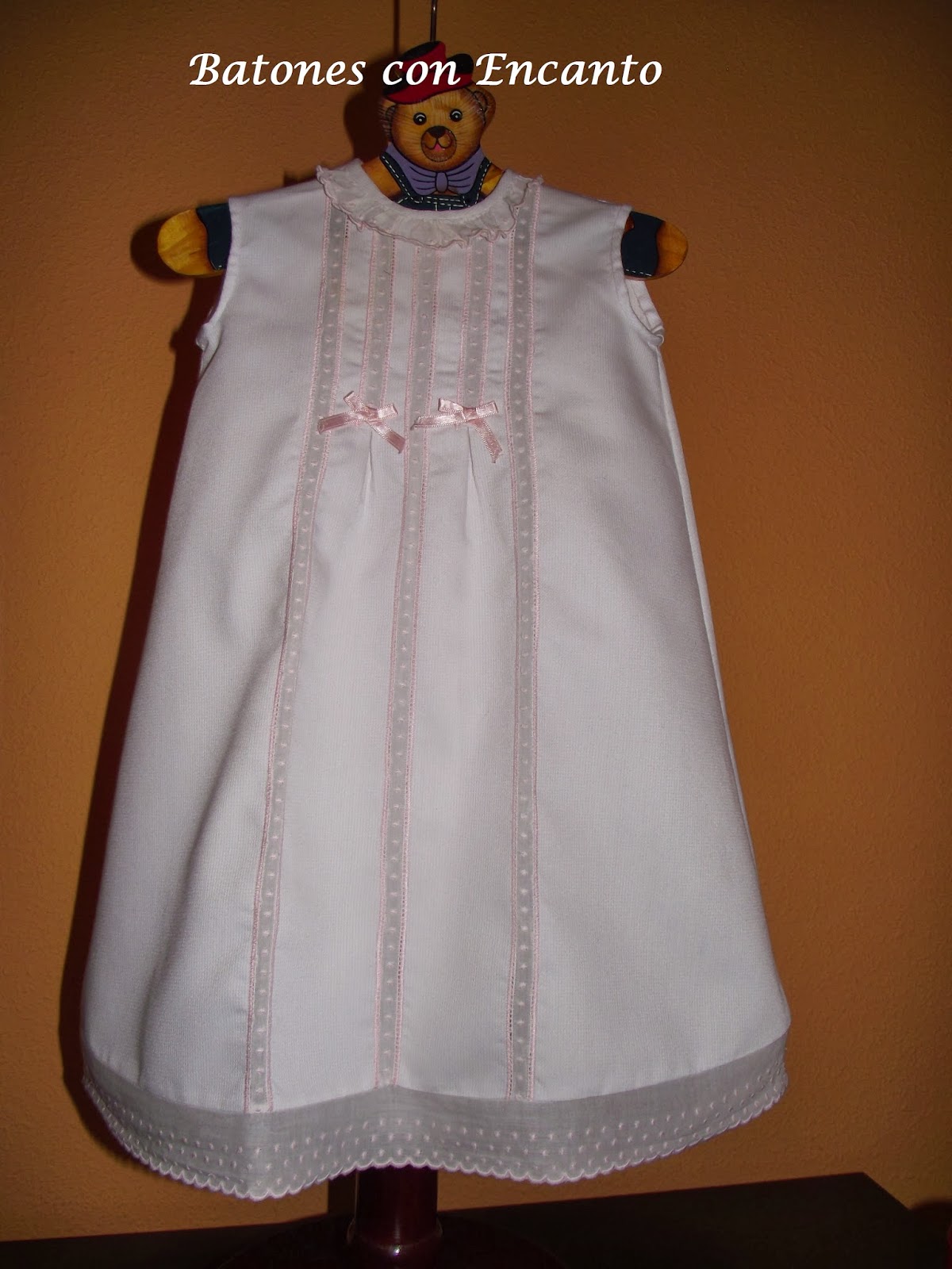 Batones con Encanto: Batón o faldón blanco con entredóses.