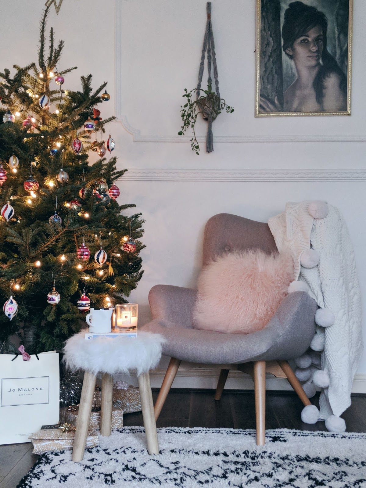 Creating a Cosy Christmas Corner | Hey, Mama