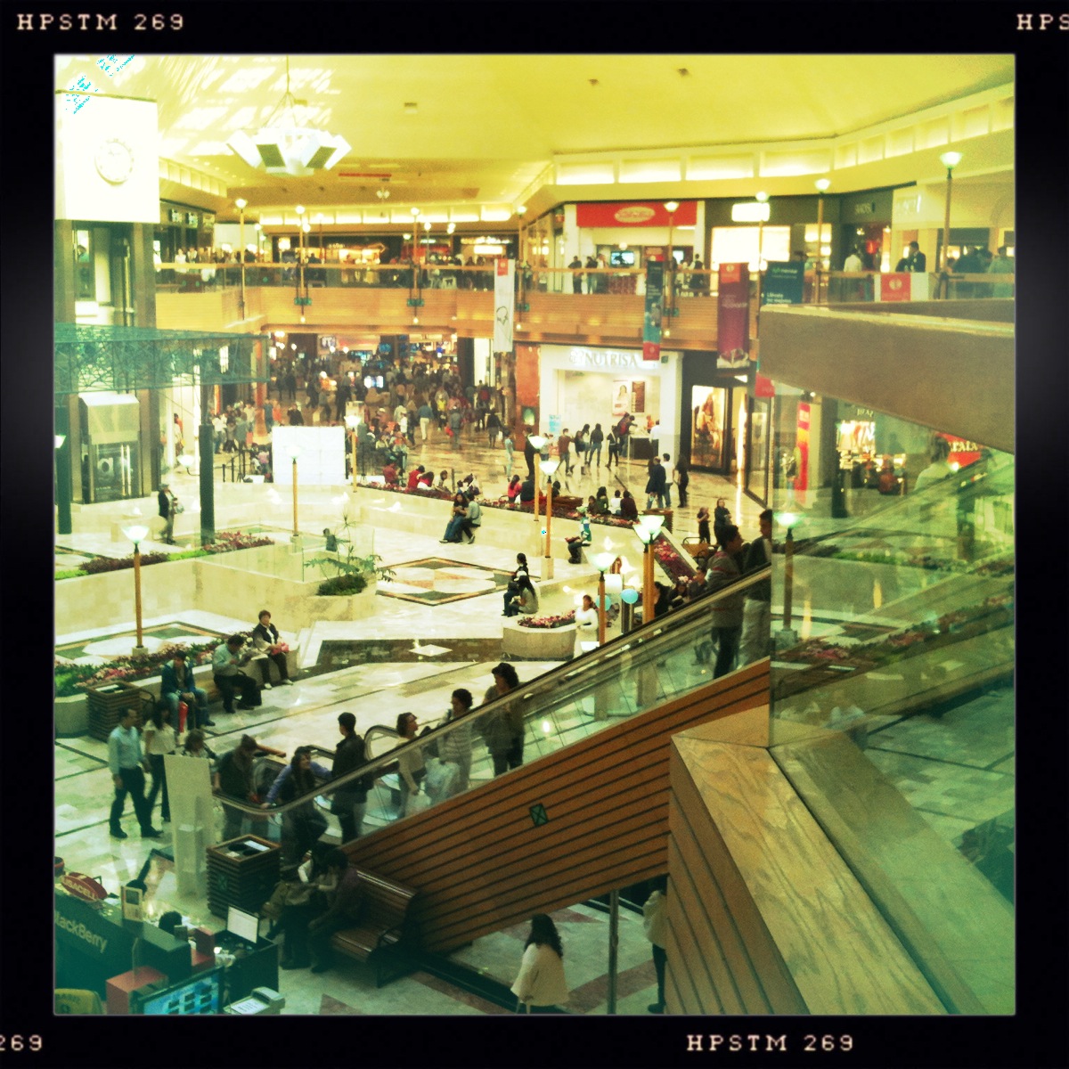 Travesías por el Mundo: Centro Comercial Perisur by Monophonic Girl