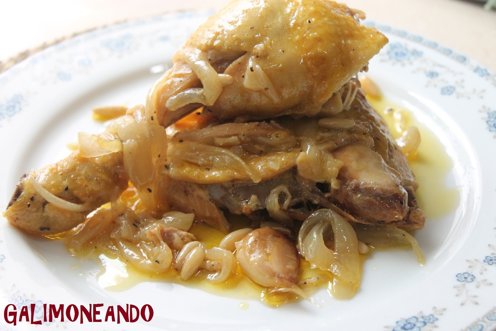 GALIMONEANDO: POLLO CON CEBOLLA Y PIÑONES