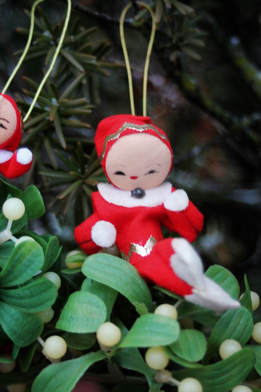 PLANET OF THE DOLLS: Doll-A-Day 2017 #362: Mistletoe Pose Dolls