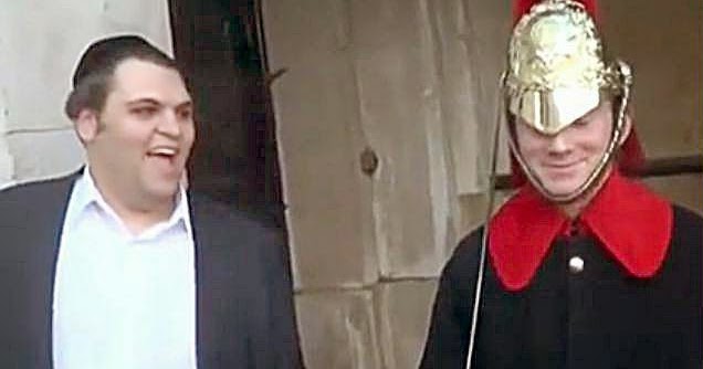 Jewish Humor Central: Yeshiva Bochur Makes Royal Guard Laugh in London