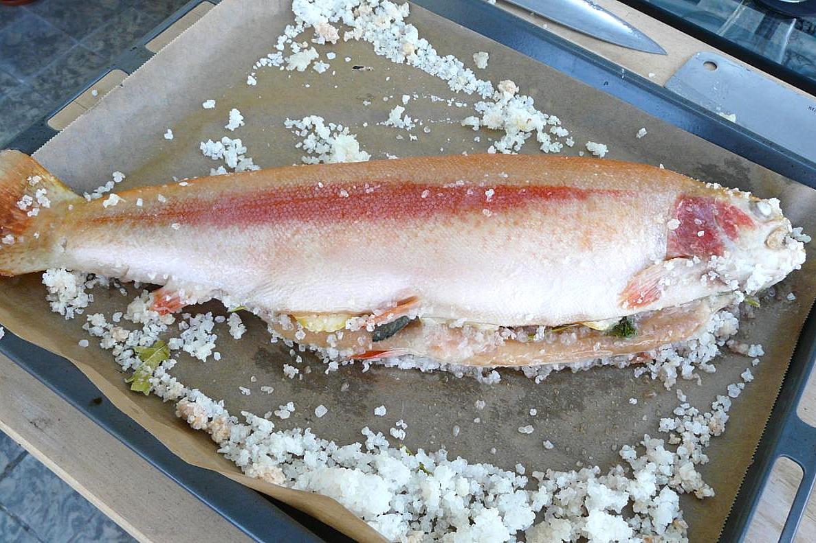 Kulinarische Welten zu Fisch- und Meeresfrucht: Goldforelle in der ...