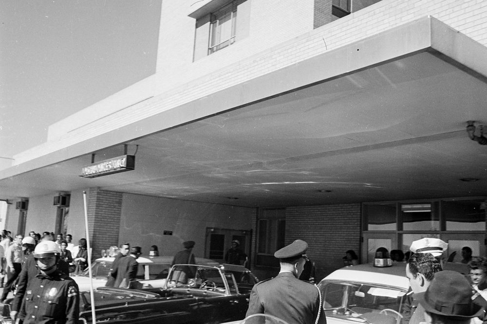 Jacqueline Kennedy Photographs: Jackie Right After JFK Assassination ...