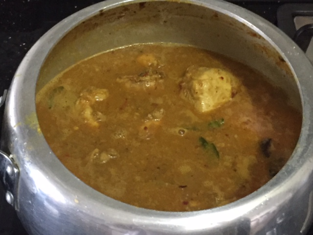 Shobha's Food Mazaa: KUNDAPUR CHICKEN CURRY / KUNDAPURA KOLI SAARU ...