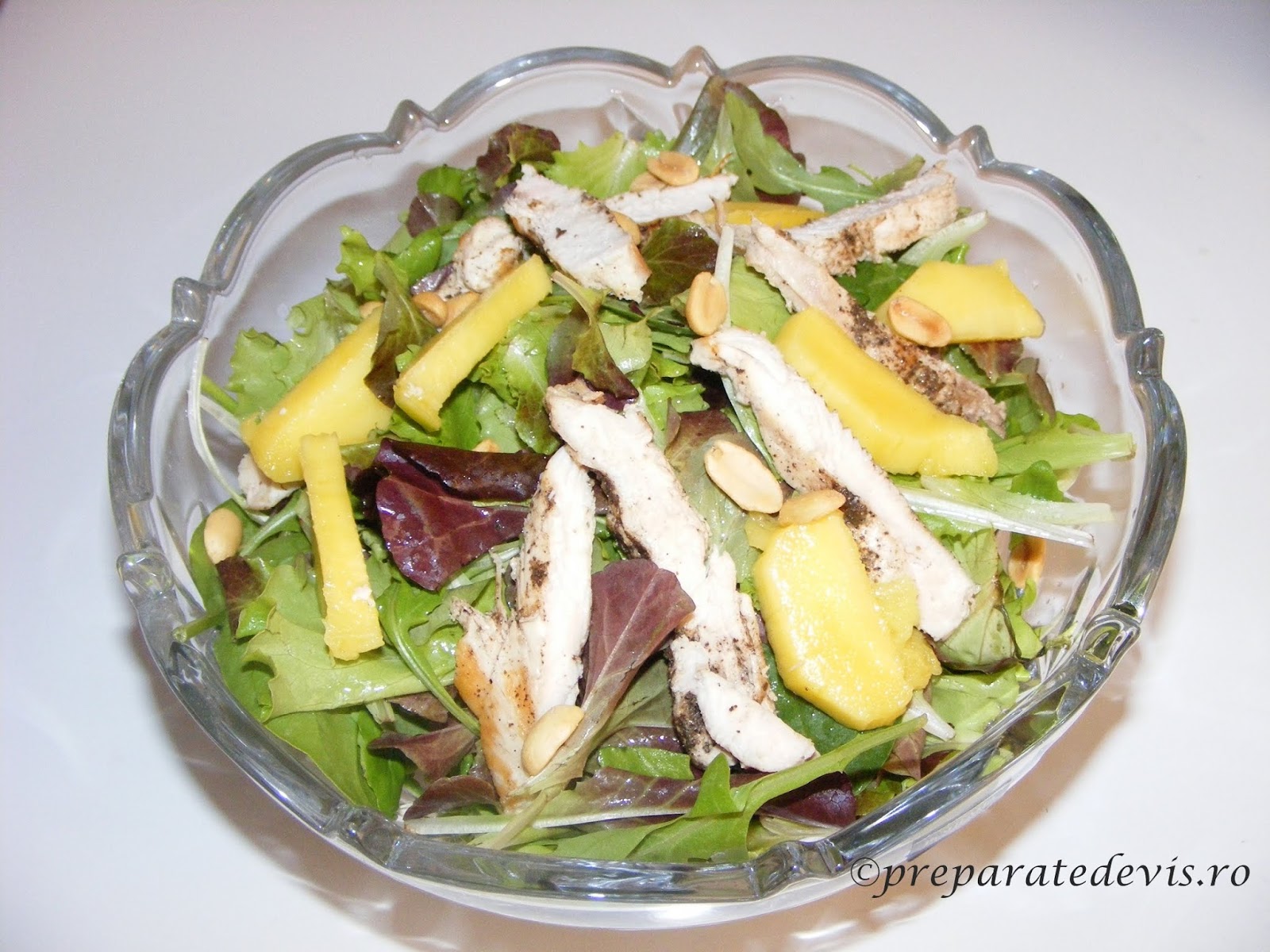 Salata cu piept de pui si mango | Preparatedevis.ro