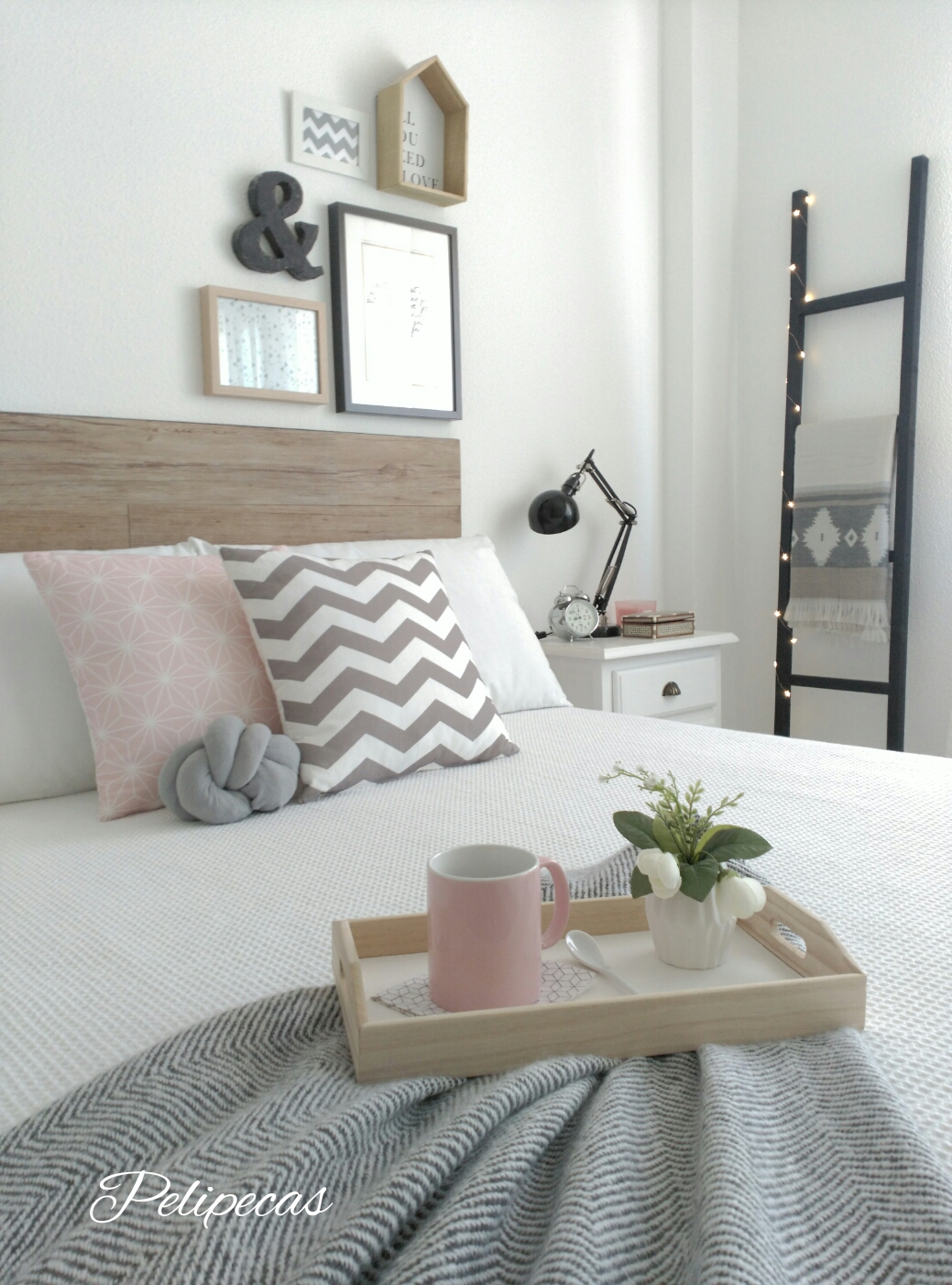 De visita a: La habitación de Almudena - Blanco y de madera