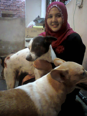 (7 Gambar) Hani El Zahra,Gadis Islam Bertudung Peluk Anjing Viral Di Laman Sosial!!