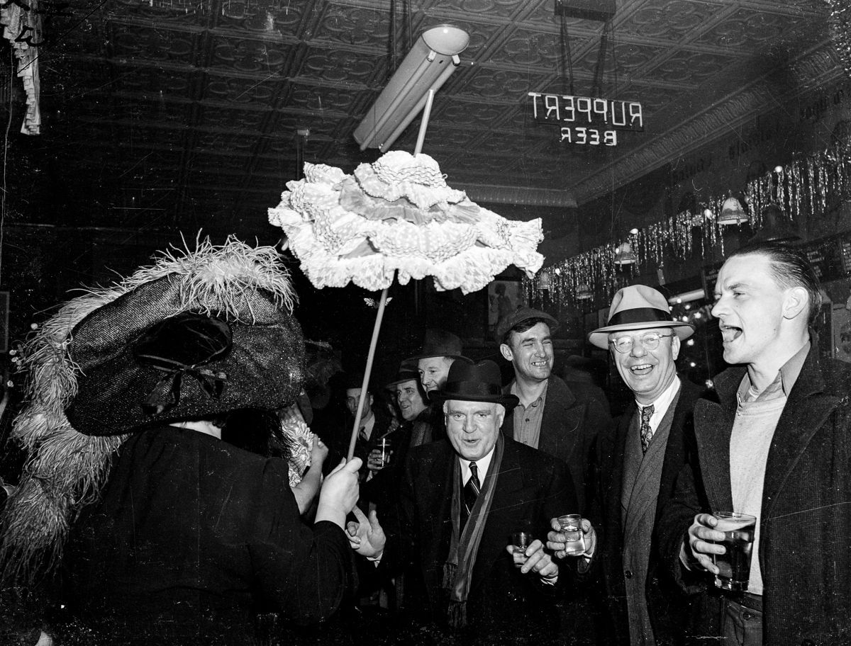 25 Amazing Photographs Documented Everyday Life at the "Alcoholic Haven ...