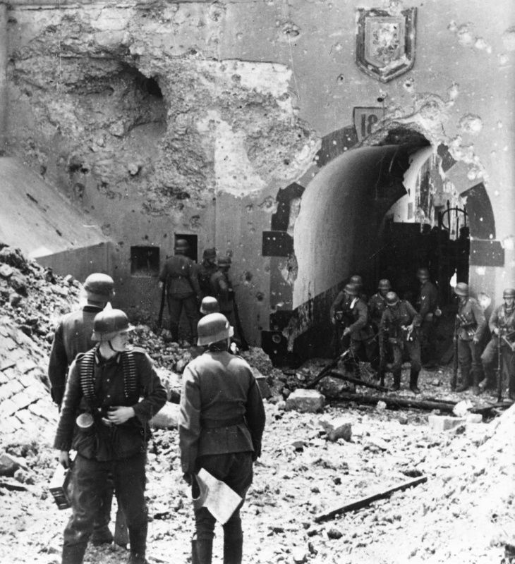 World War II History: German soldiers at the gate of Fort de Boncelles ...