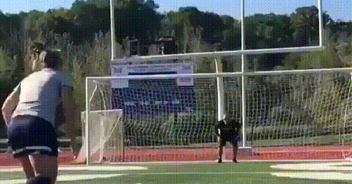 AKI GIFS: Ela ensina como cobrar um pênalti (Gif)